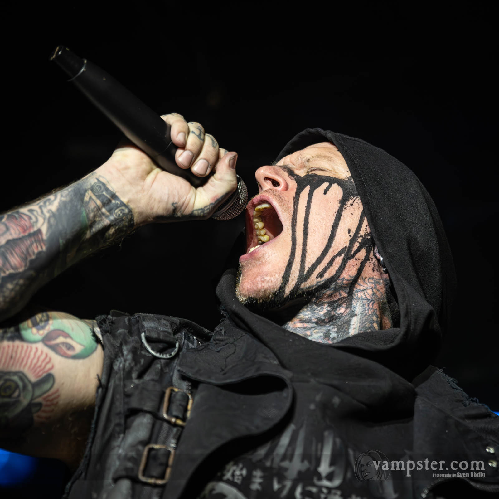 COMBICHRIST: neues Industrial Metal Album "CMBCRST" erscheint am 17 ...