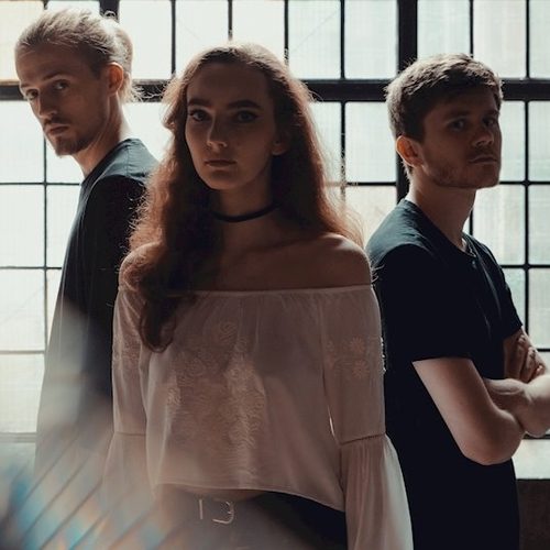 EXPLORING BIRDSONG: drittes Video von gitarrenloser EP "The Thing With ...